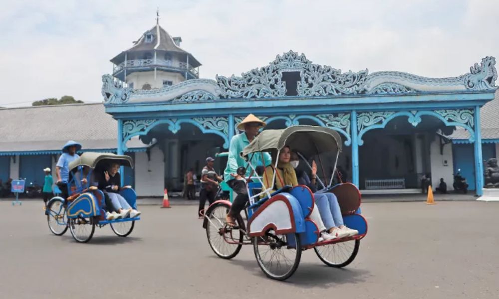 Solo Modern: Becak Kini Terima Pembayaran dengan QRIS! Wisatawan ...